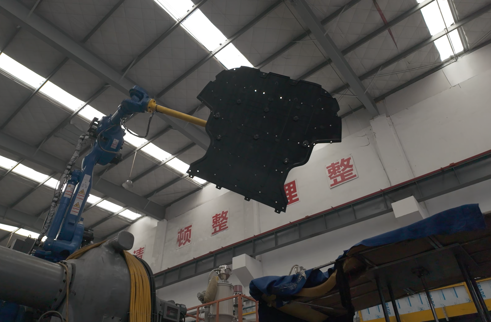 What are the benefits of robotic arms for injection molding machines ...